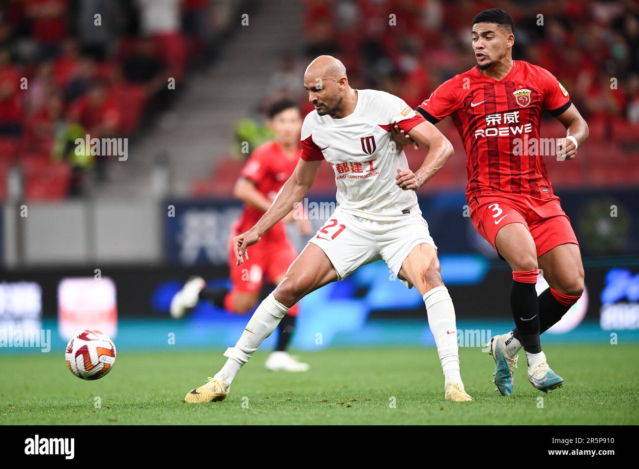 Chengdu Rongcheng Football Club defeated Shanghai Port Football Club ...