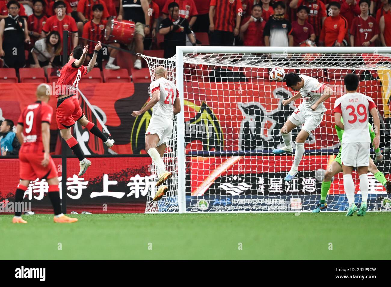 Chengdu Rongcheng Football Club defeated Shanghai Port Football Club ...