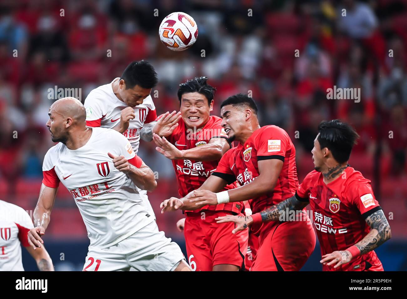 Chengdu Rongcheng Football Club defeated Shanghai Port Football Club ...