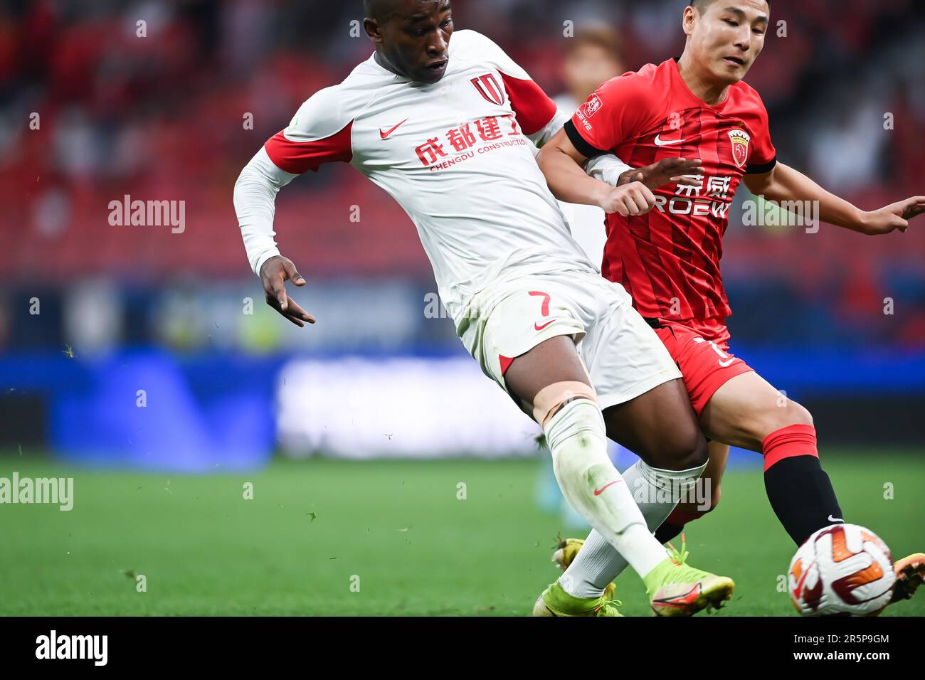 Chengdu Rongcheng Football Club defeated Shanghai Port Football Club ...