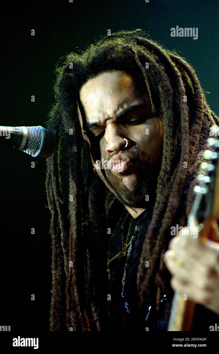 Lenny kravitz dreadlocks photographs hi-res stock photography and ...