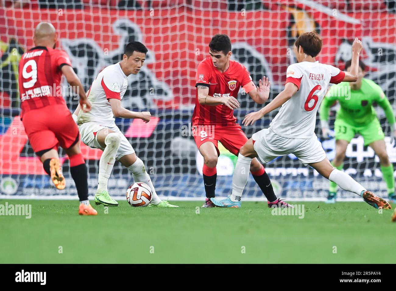 Chengdu Rongcheng Football Club defeated Shanghai Port Football Club ...