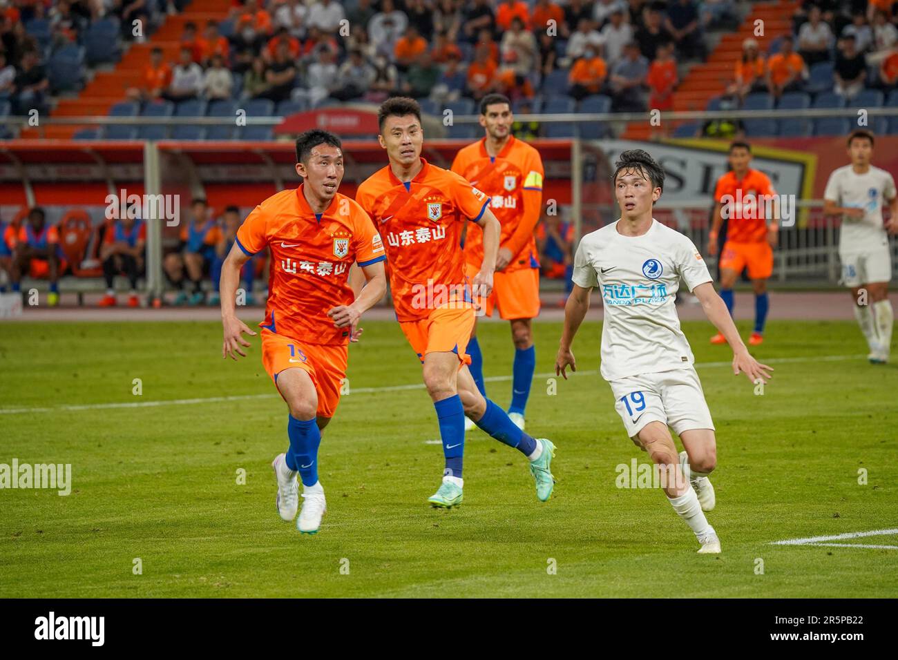Shandong Taishan Football Club defeated Dalian Professional Football ...