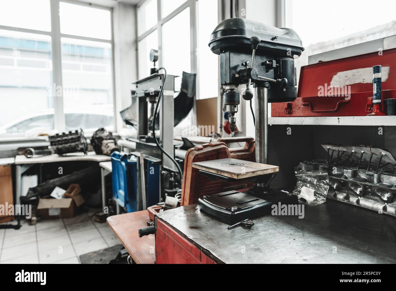 Engine block on workbench hi-res stock photography and images - Alamy