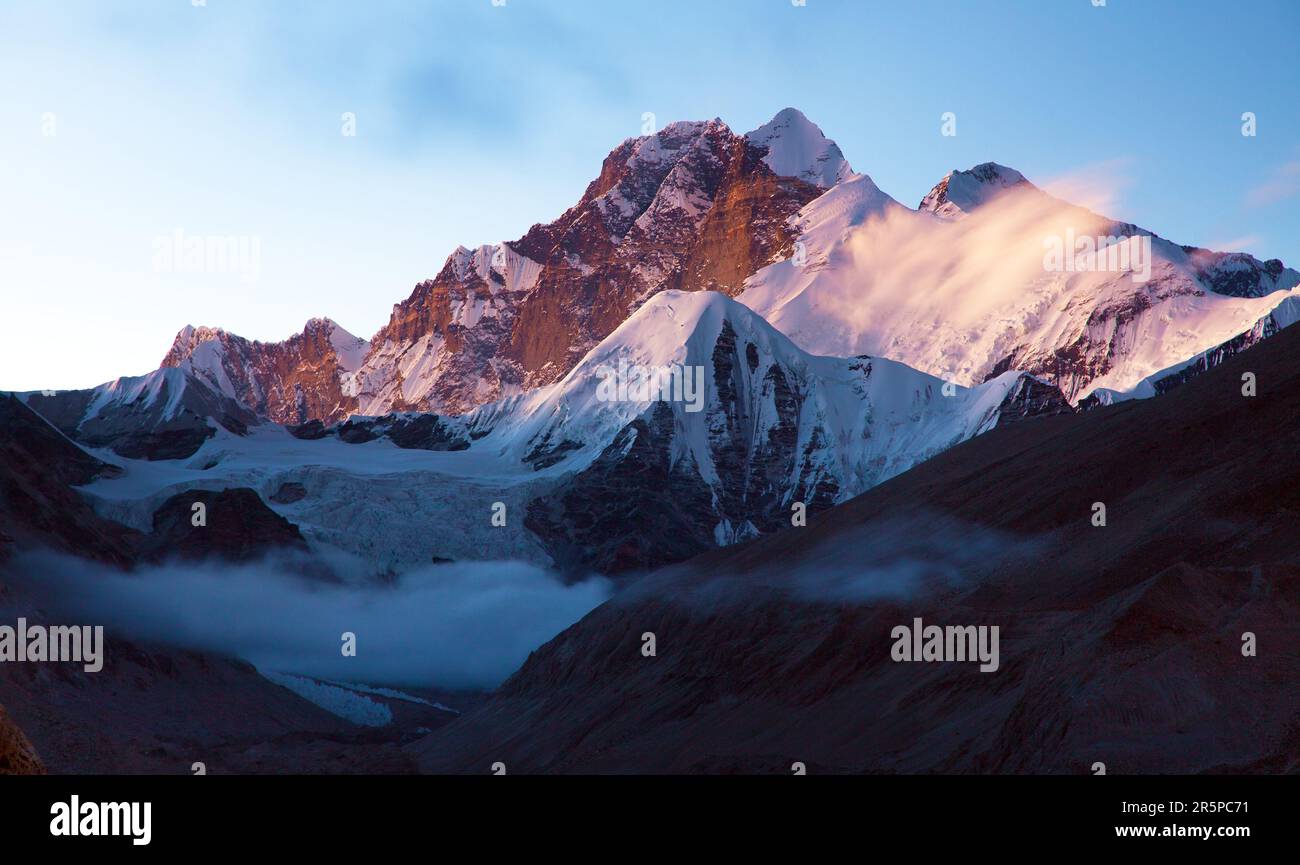 Evening sunset view of Mount Everest Lhotse and Lhotse Shar from Makalu ...