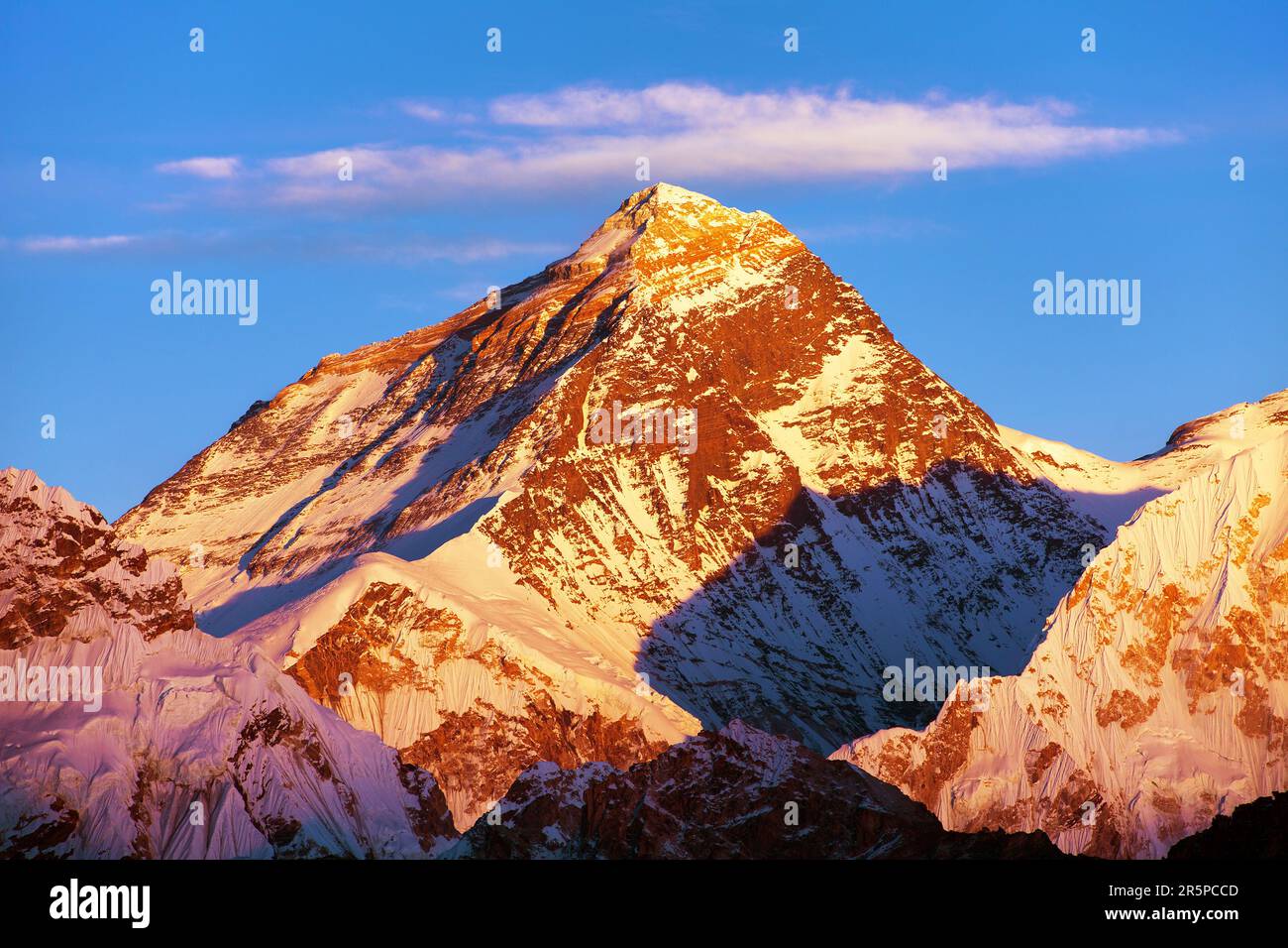 Evening panoramic view of mount Everest with blue sky from Gokyo Ri ...