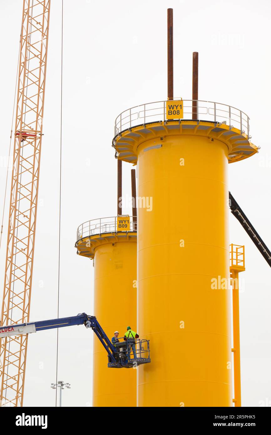 Green cherry picker hi-res stock photography and images - Alamy