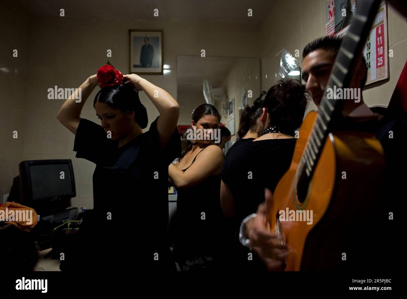 Flamenco dancers, or bailaores, and singers, or cantaores, and a ...
