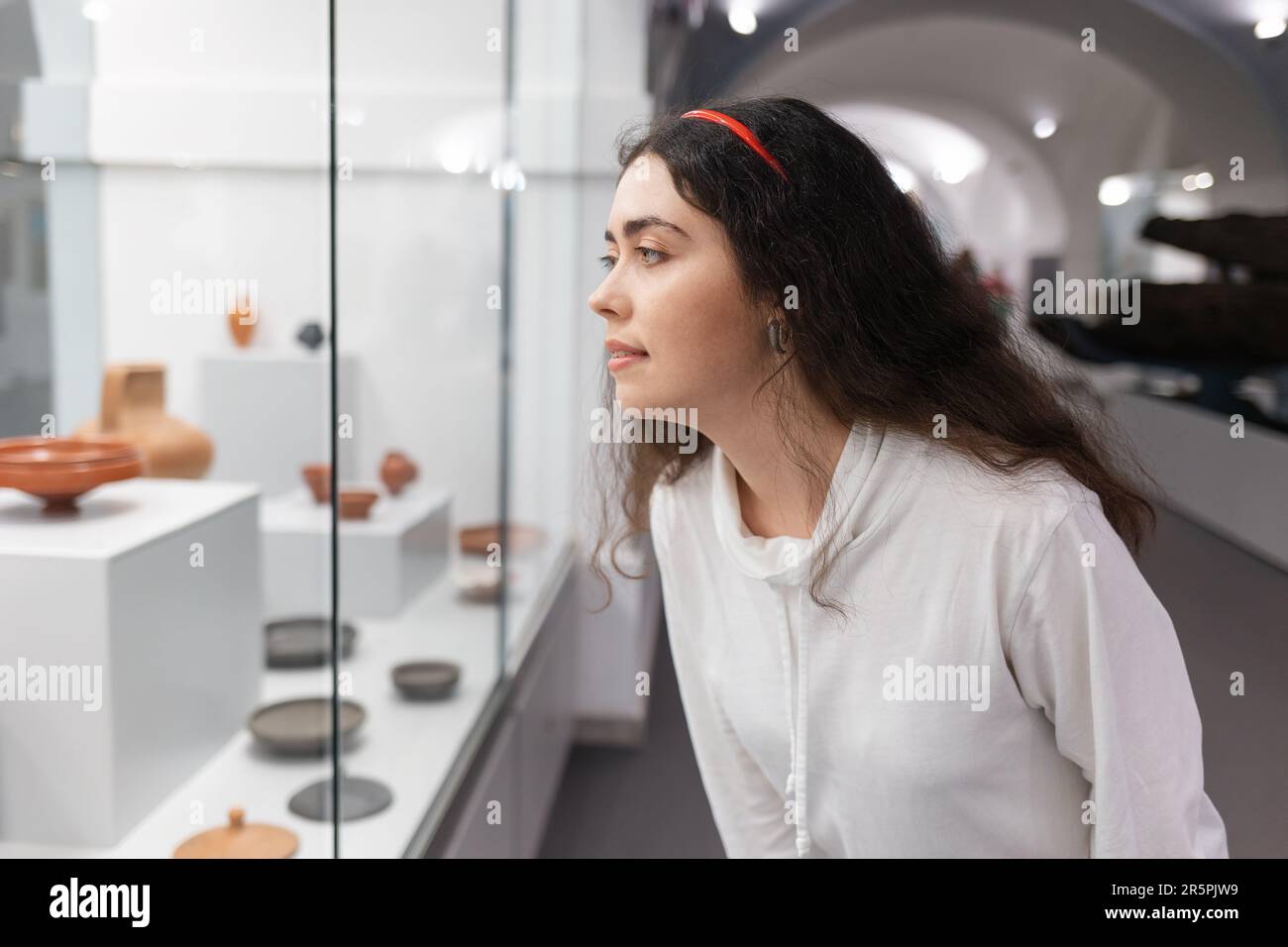 Technology exhibition standing model visitor hi-res stock photography ...