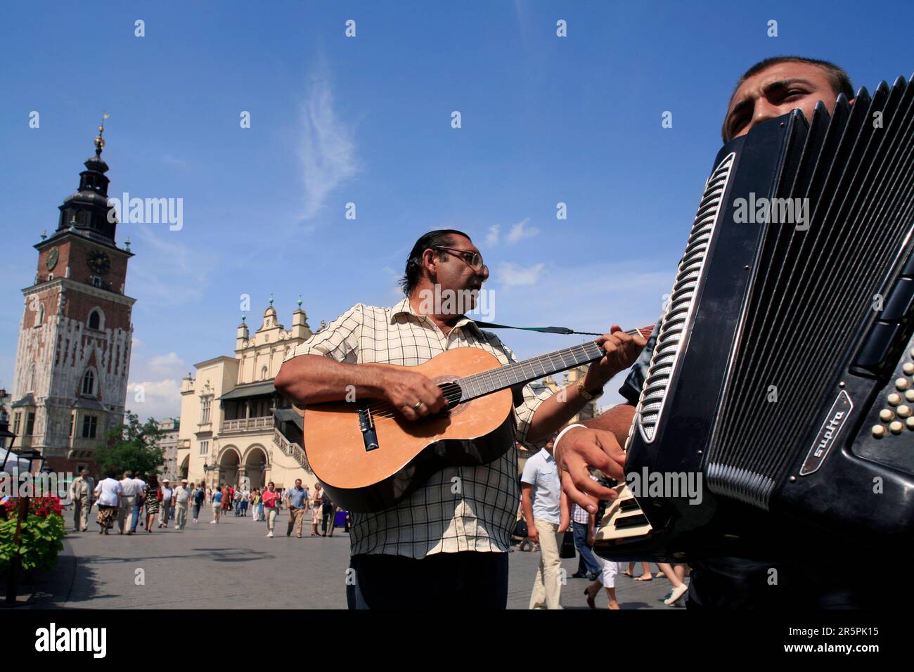 Roma gypsy musician musicians hi-res stock photography and images - Alamy