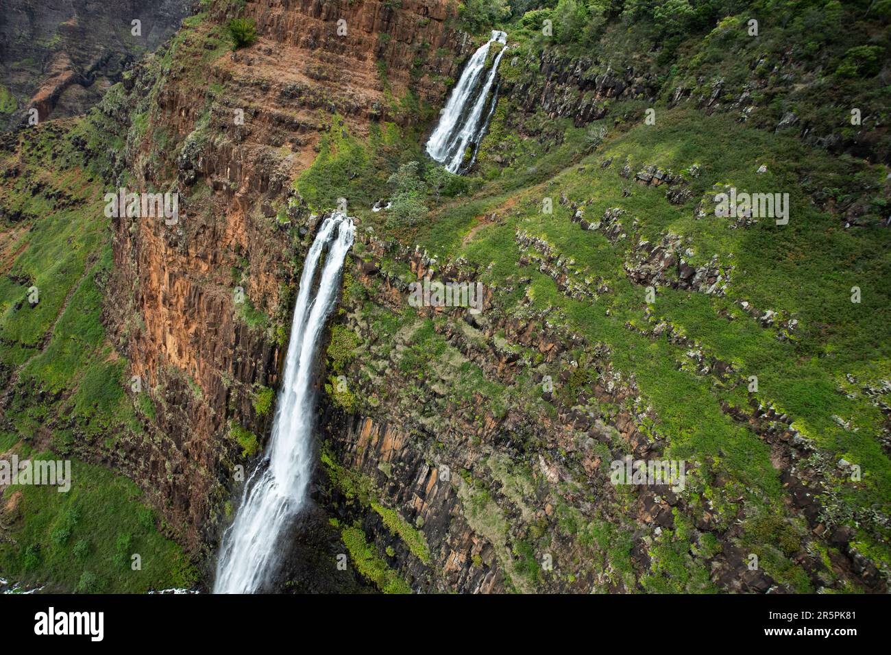 Remote island from above tropical hi-res stock photography and images ...