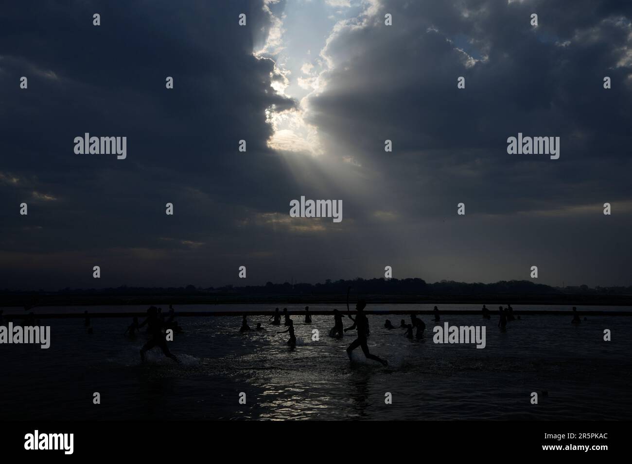 People bathe in the river Ganges to cool themselves off as northern ...