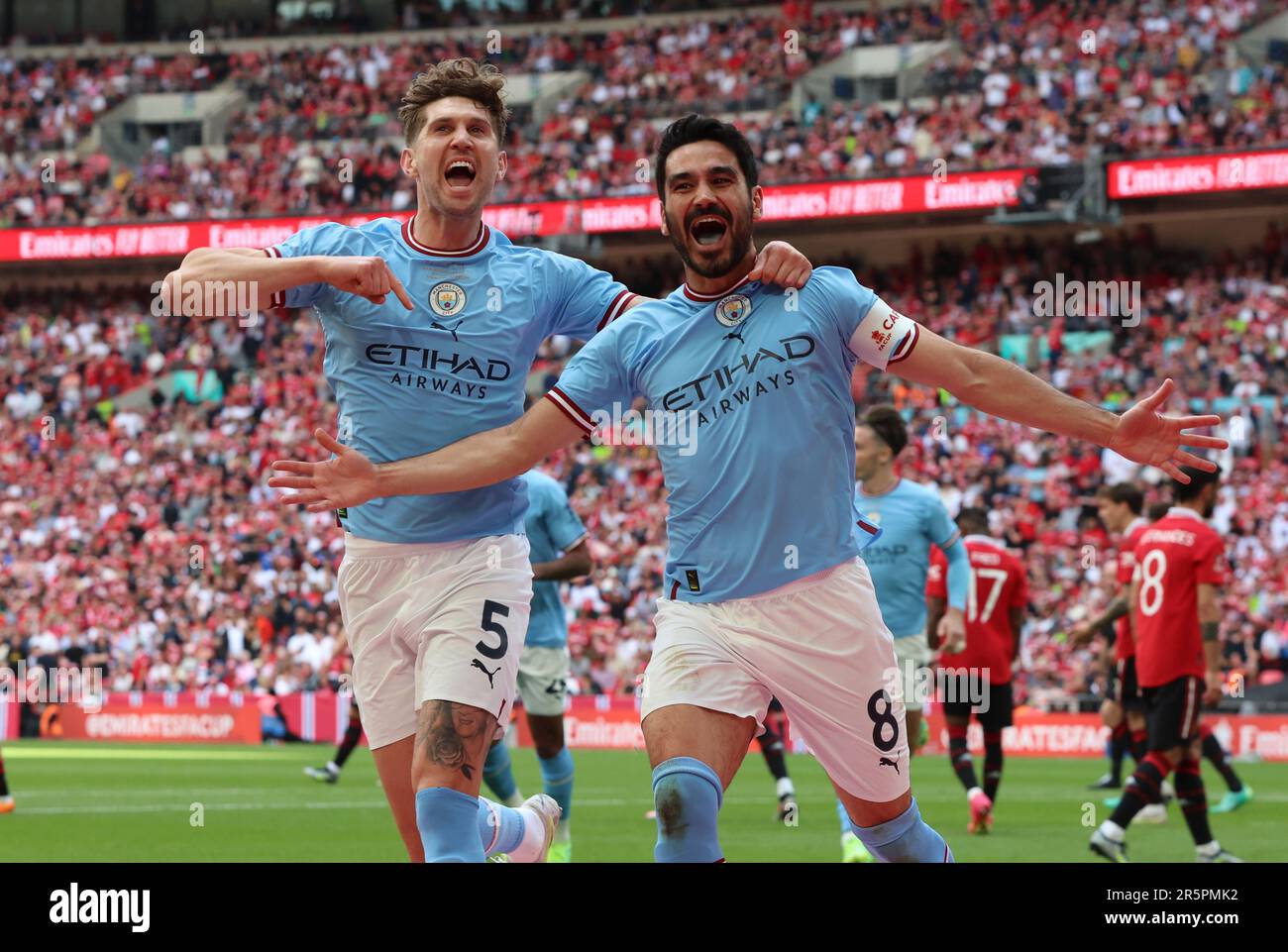 Manchester City's Likay Gundogan celebrates his goal with Manchester ...