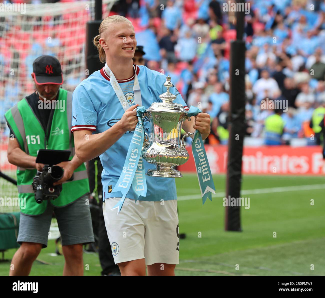Erling haaland manchester city trophy hi-res stock photography and ...