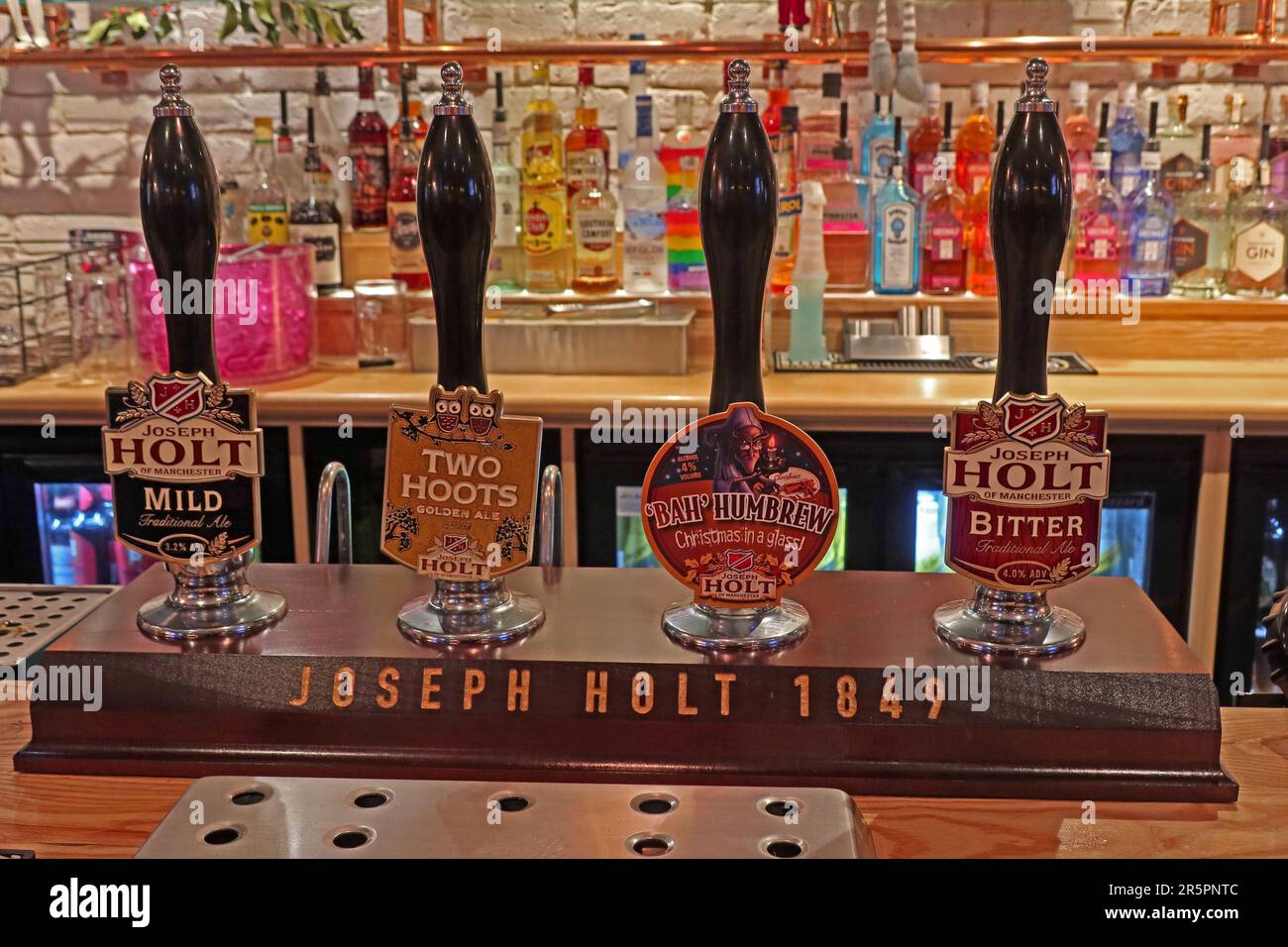 Cask ale pumps hi-res stock photography and images - Alamy