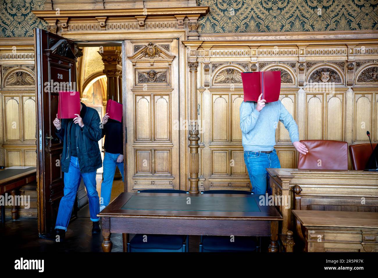 Bremen, Germany. 05th June, 2023. The defendants enter the courtroom ...