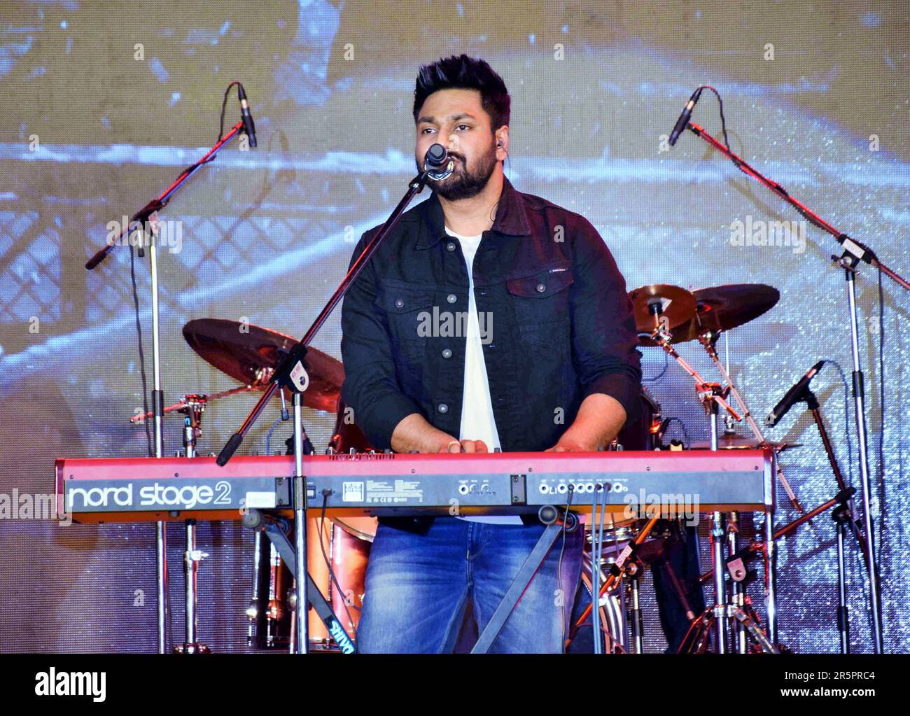 Singer while concert hi-res stock photography and images - Alamy