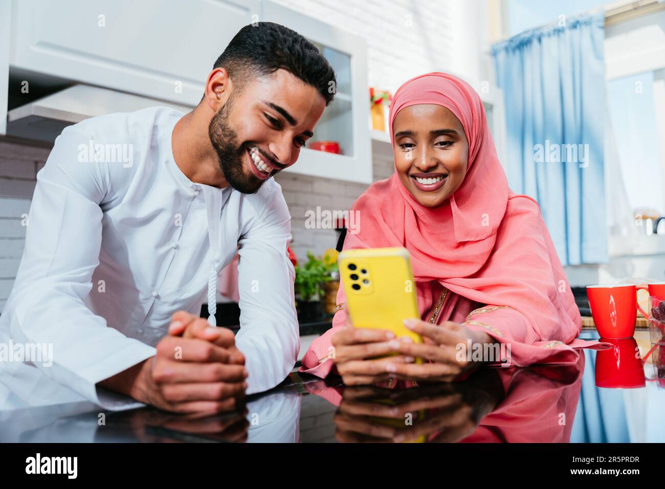 Saudi shopping couple hi-res stock photography and images - Alamy