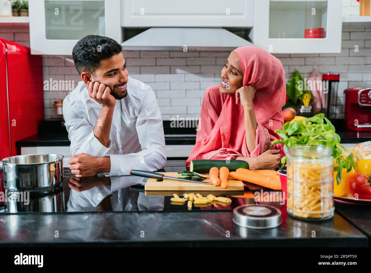 Emirati family meal hi-res stock photography and images - Alamy