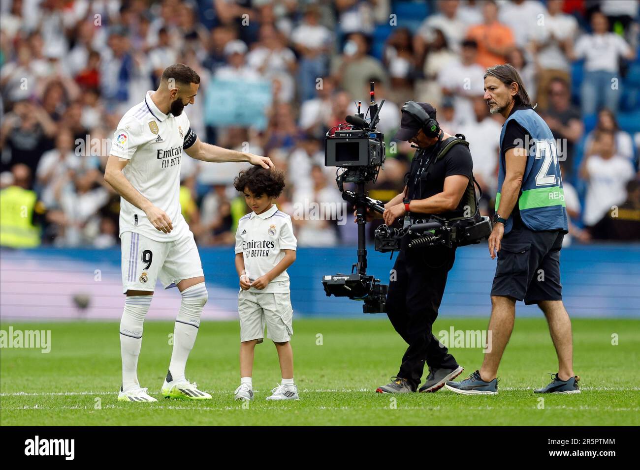 Karim Benzema of Real Madrid CF with his son during the La Liga match ...