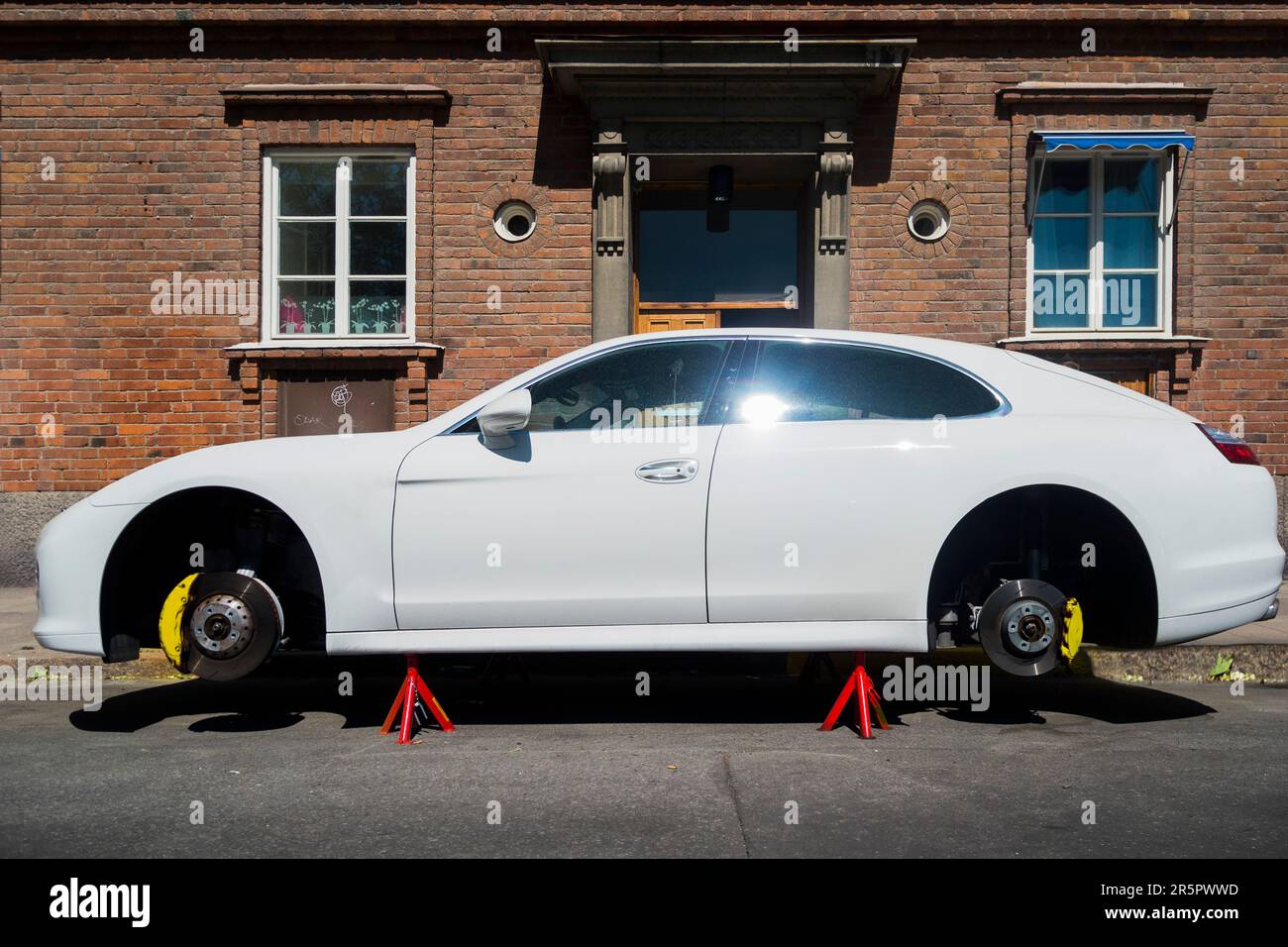 Porsche with no wheels Stock Photo - Alamy