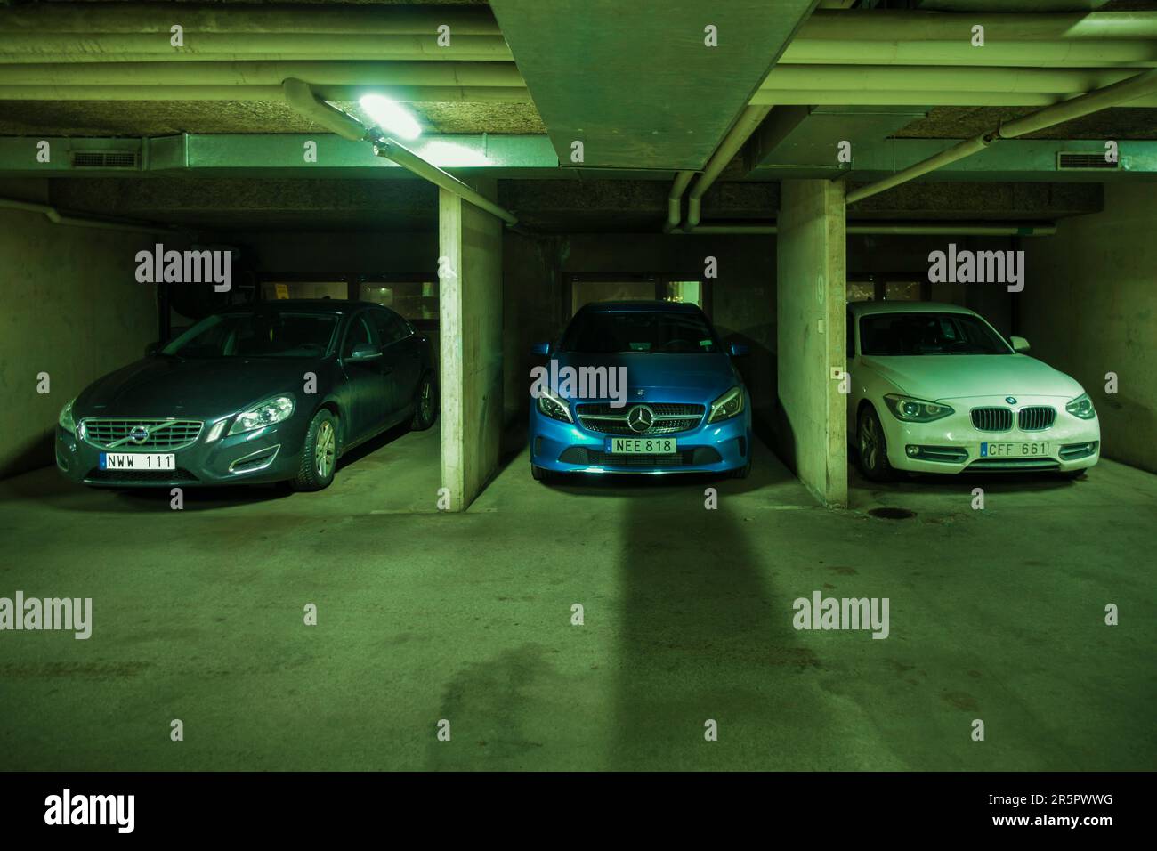 Bmw garage hi-res stock photography and images - Alamy