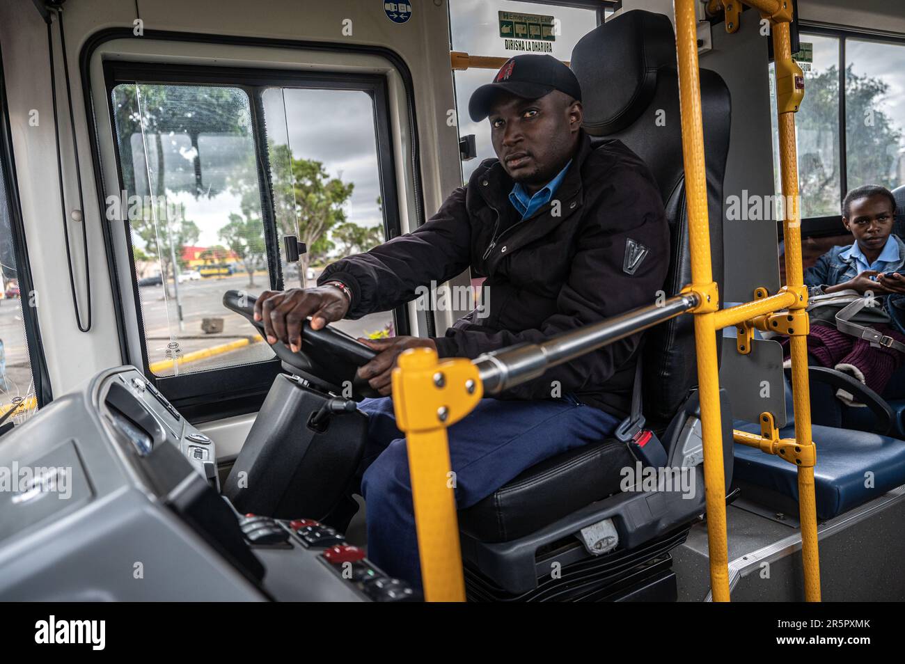 (230605) -- NAIROBI, June 5, 2023 (Xinhua) -- A driver from BasiGo ...