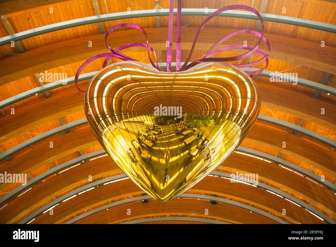 Hanging heart jeff koons hi-res stock photography and images - Alamy