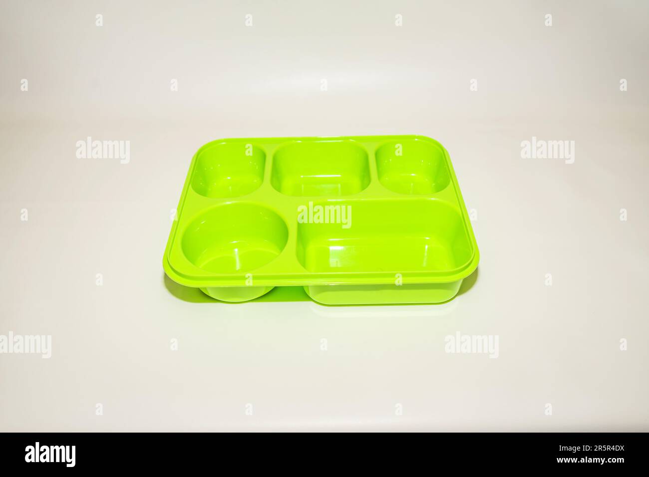 The Green Plastic Lunch Box is a convenient and practical meal storage ...