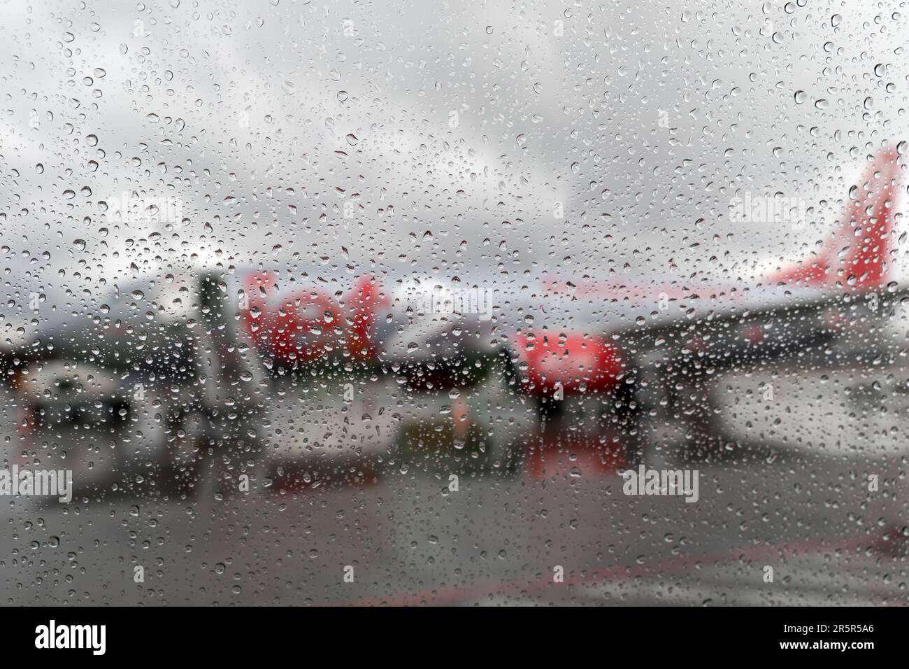 Airplane in rain hi-res stock photography and images - Alamy