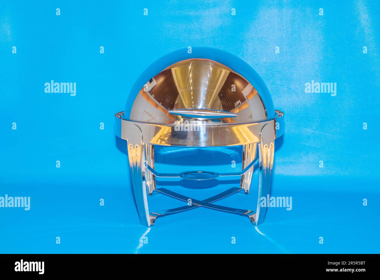 The Stainless Steel Buffet Soup Tureen is a sophisticated and practical ...