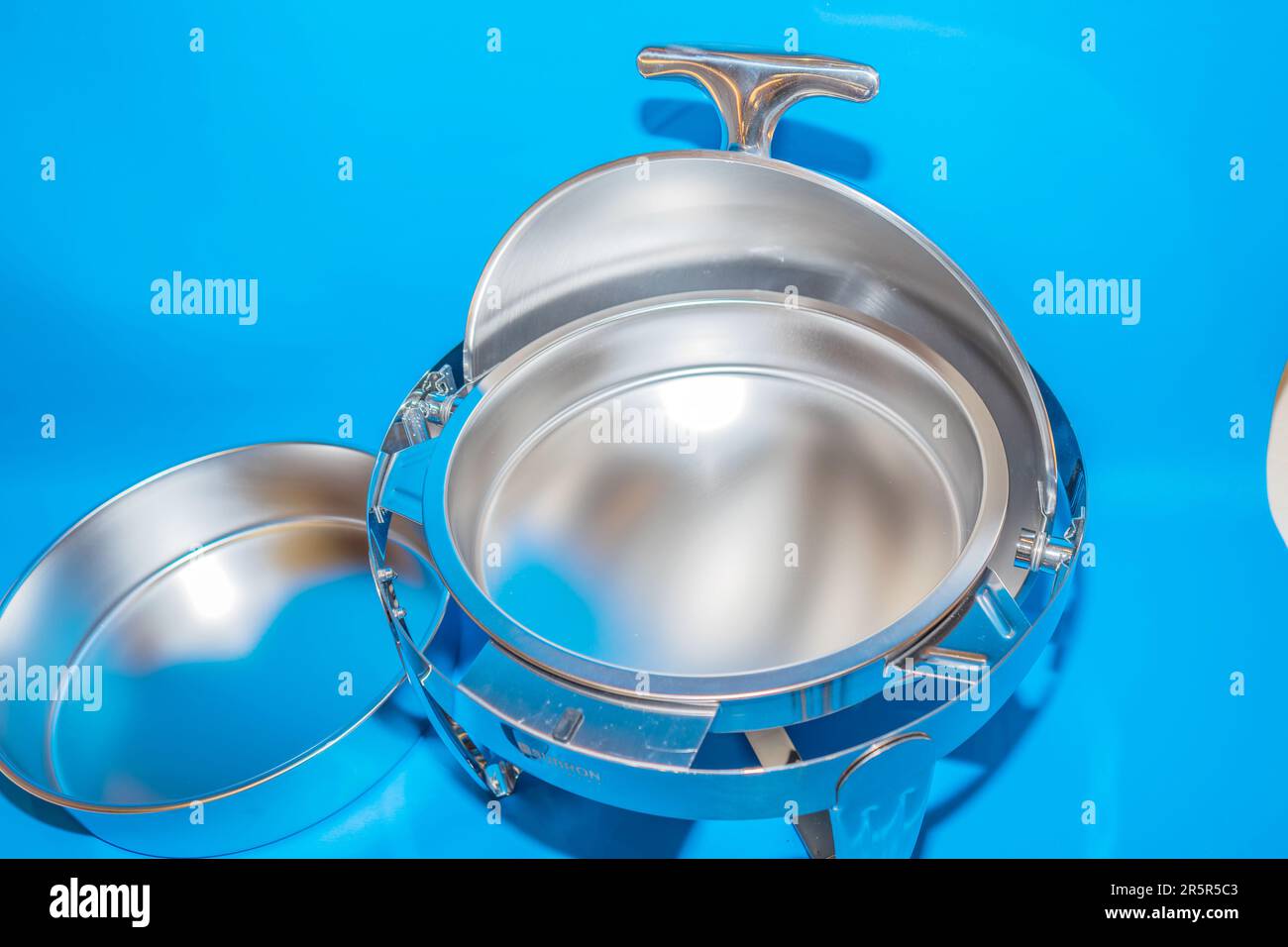 The Stainless Steel Buffet Soup Tureen is a sophisticated and practical ...