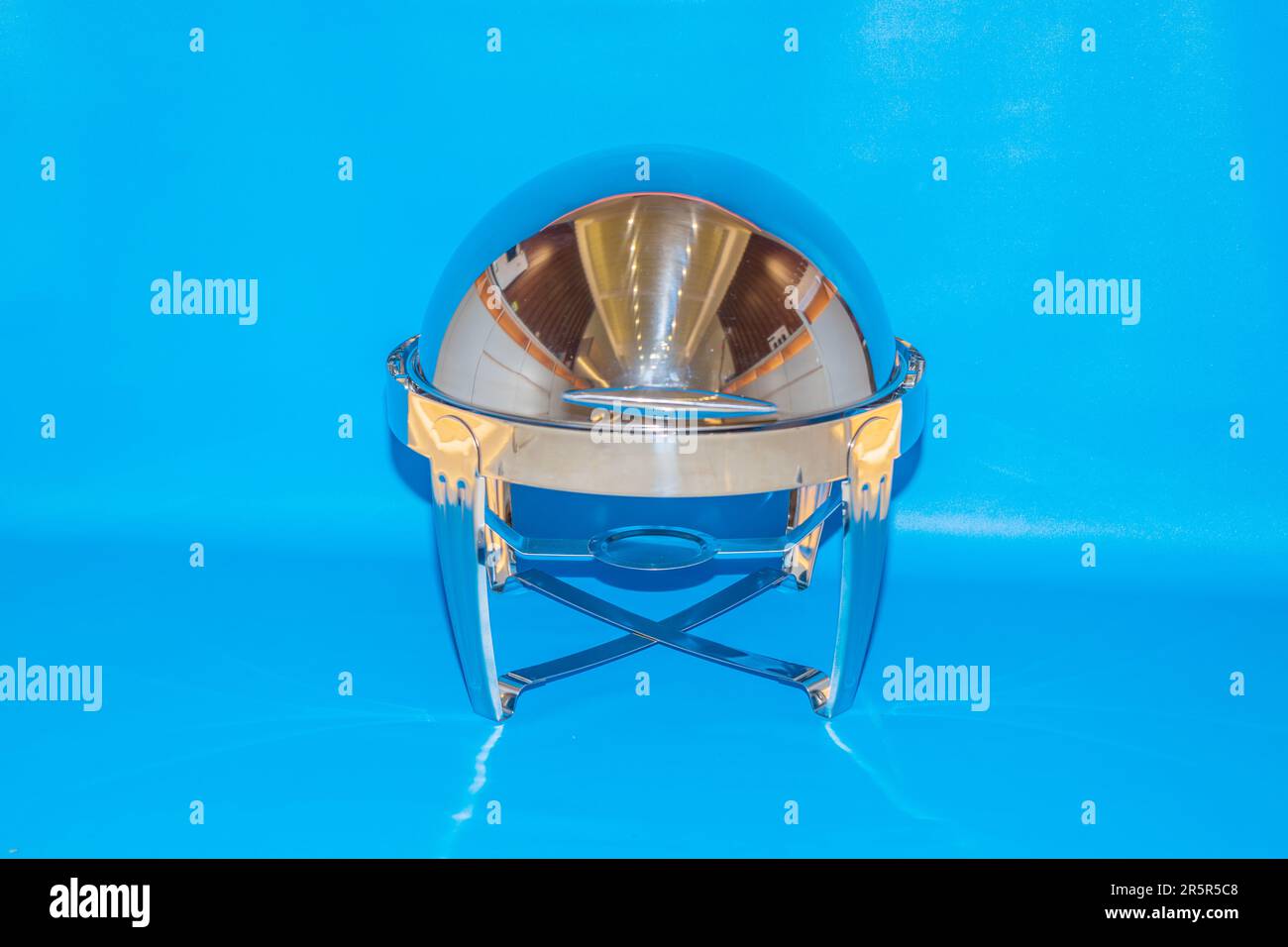 The Stainless Steel Buffet Soup Tureen is a sophisticated and practical ...