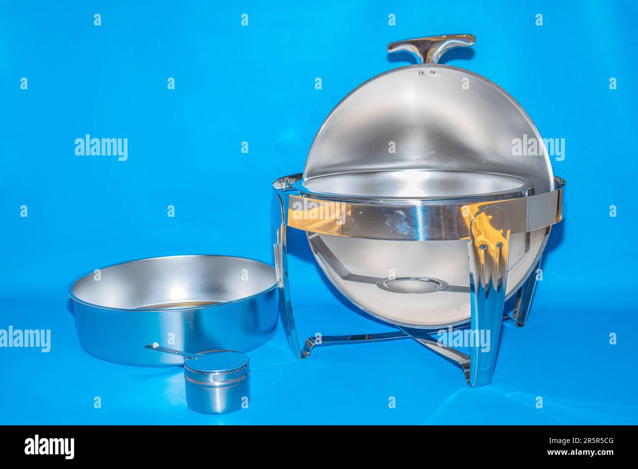 The Stainless Steel Buffet Soup Tureen is a sophisticated and practical ...
