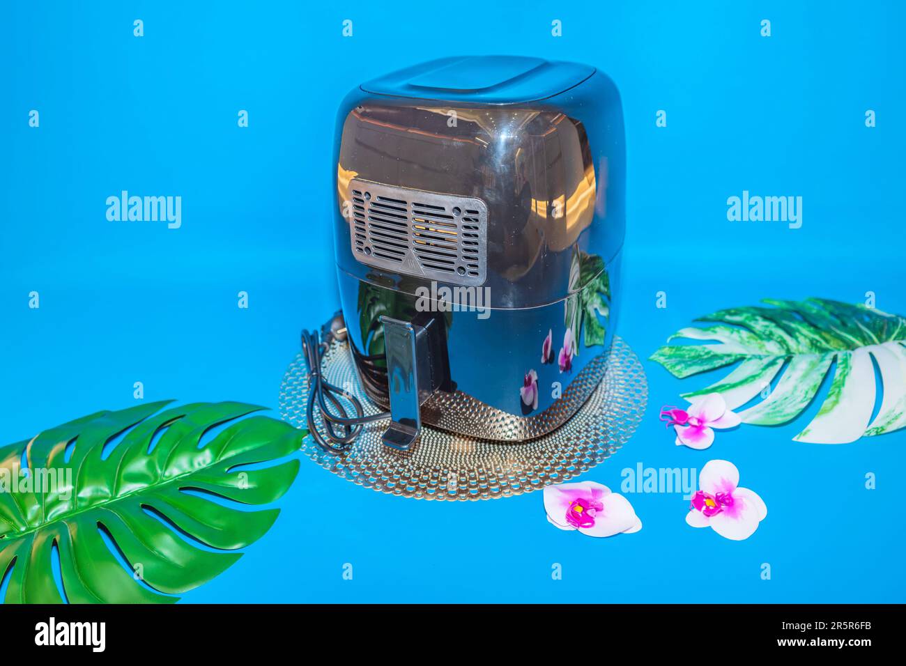 The Black Air Fryer with Wooden Handle Design offers a combination of ...