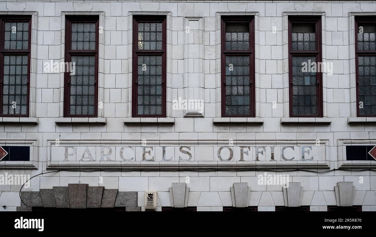 Farringdon station sign hi-res stock photography and images - Alamy