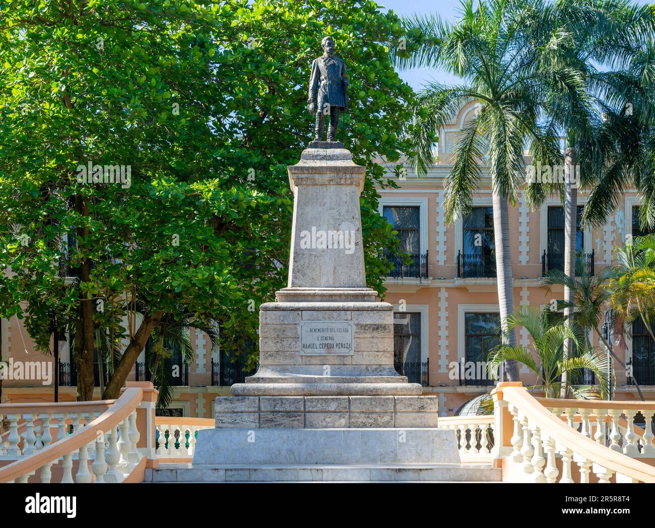 Statue of General Manuel Cepeda Peraza, Parque Hidalgo, Merida, Yucatan ...