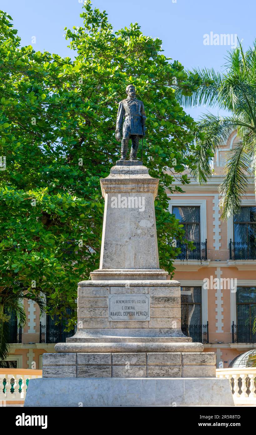 Statue of General Manuel Cepeda Peraza, Parque Hidalgo, Merida, Yucatan ...