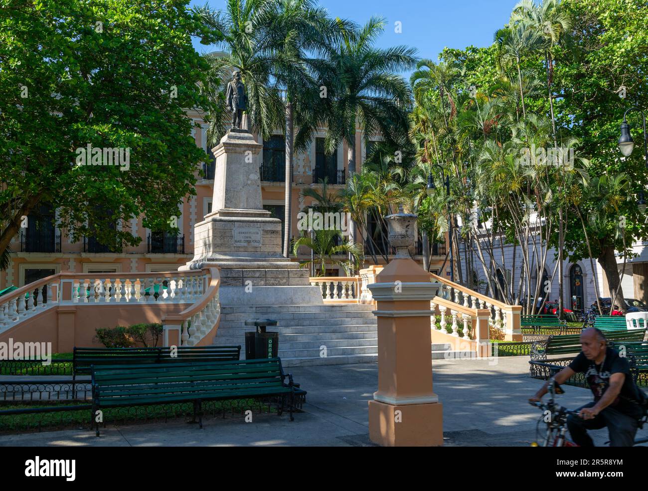 Statue of General Manuel Cepeda Peraza, Parque Hidalgo, Merida, Yucatan ...