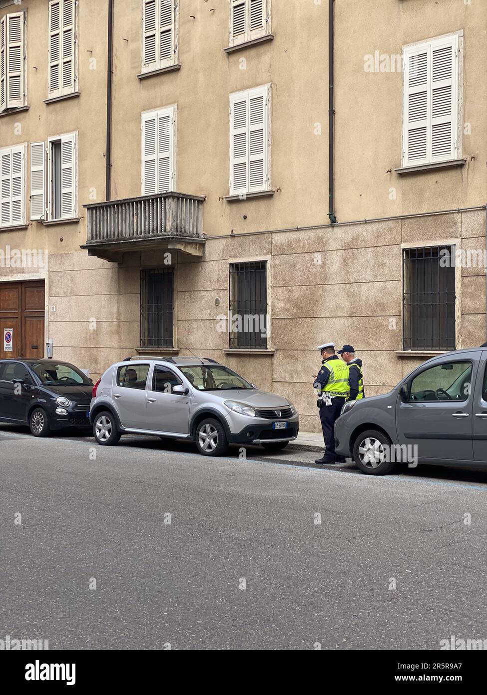 Officer issuing traffic citation hi-res stock photography and images ...
