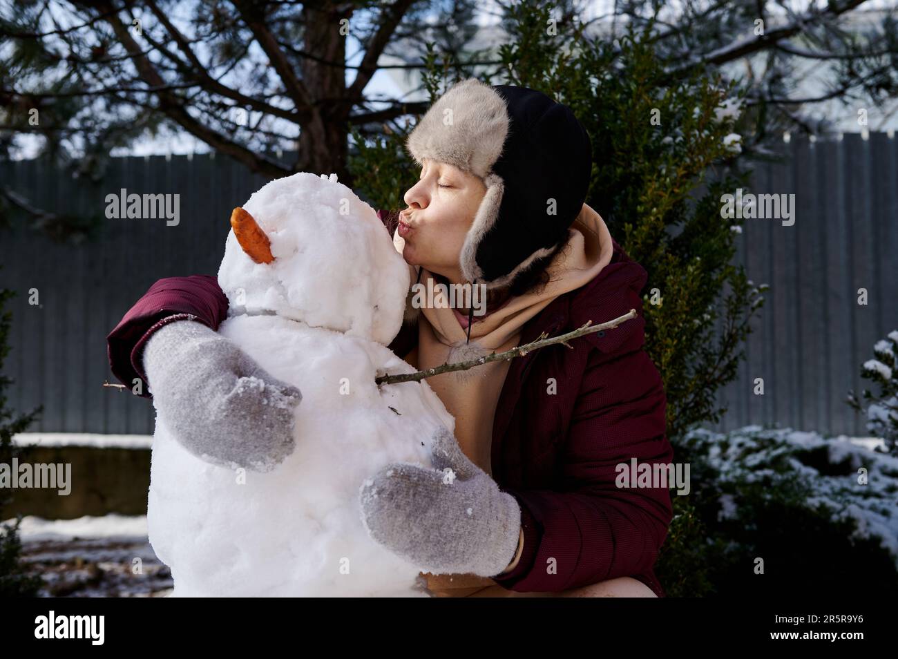 Kissing snowman hi-res stock photography and images - Alamy