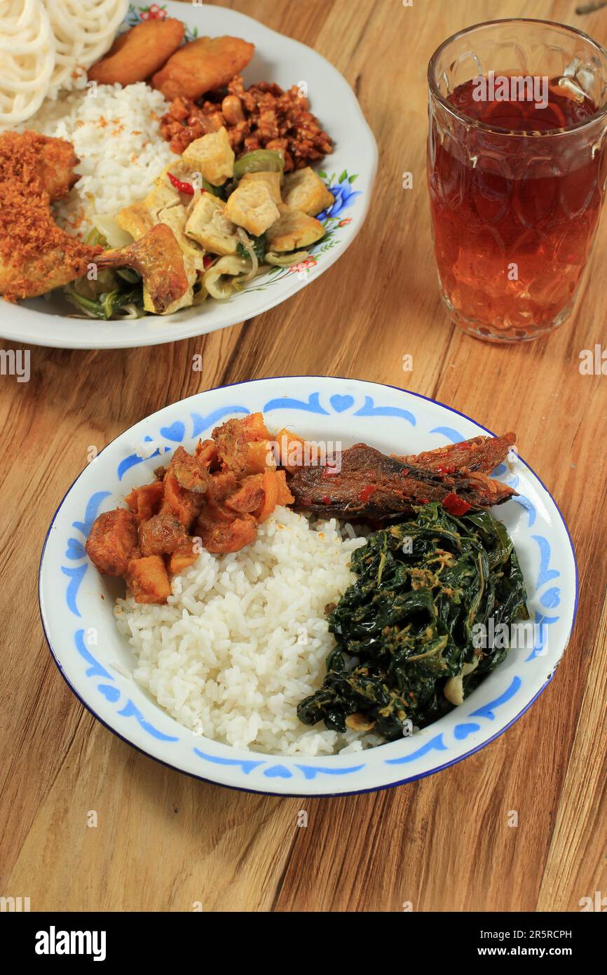 Nasi Rames Warteg, Indonesian Food for Family Dinner, Menu at Warung ...