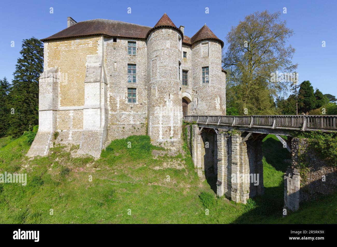 France, Eure, Harcourt, Harcourt castle, gatehouse with its moat, its ...