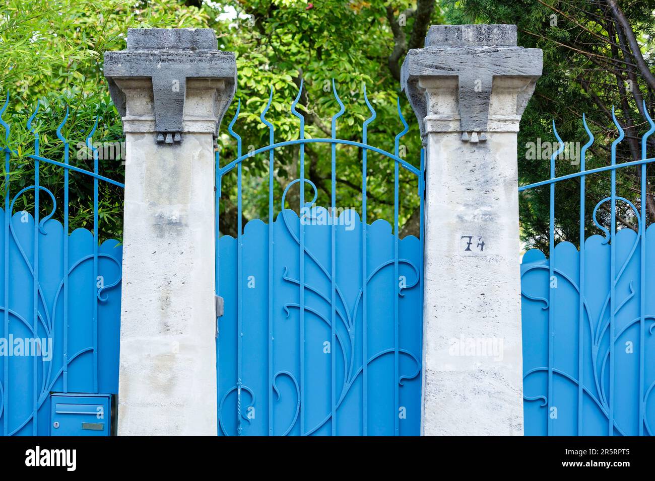 Types of fence hi-res stock photography and images - Alamy