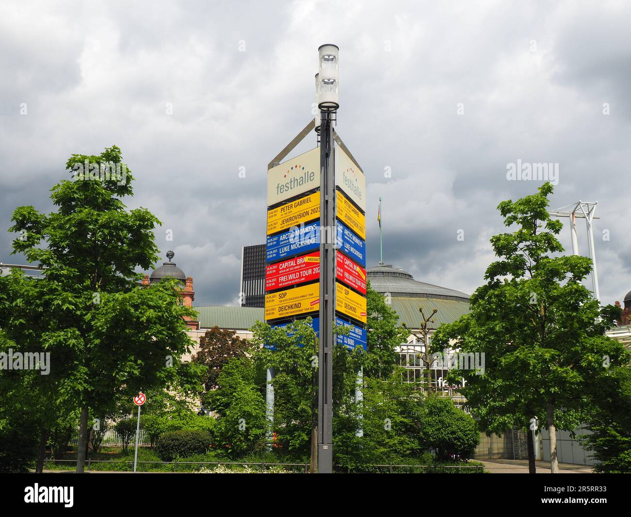 Urban intersection street sign hi-res stock photography and images - Alamy