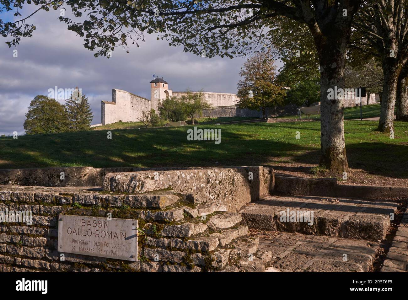 Roman basin hi-res stock photography and images - Alamy