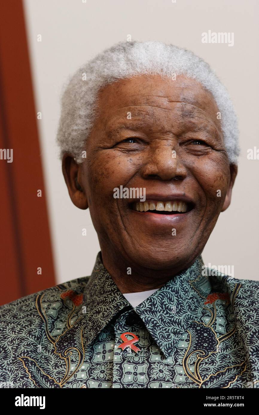 Portrait of Nelson Mandela smiling Stock Photo - Alamy