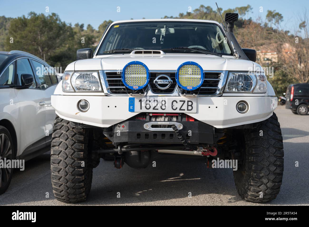 Front view of a white off-road ready Nissan Patrol 5 Y61 GRII 3.0 Di ...