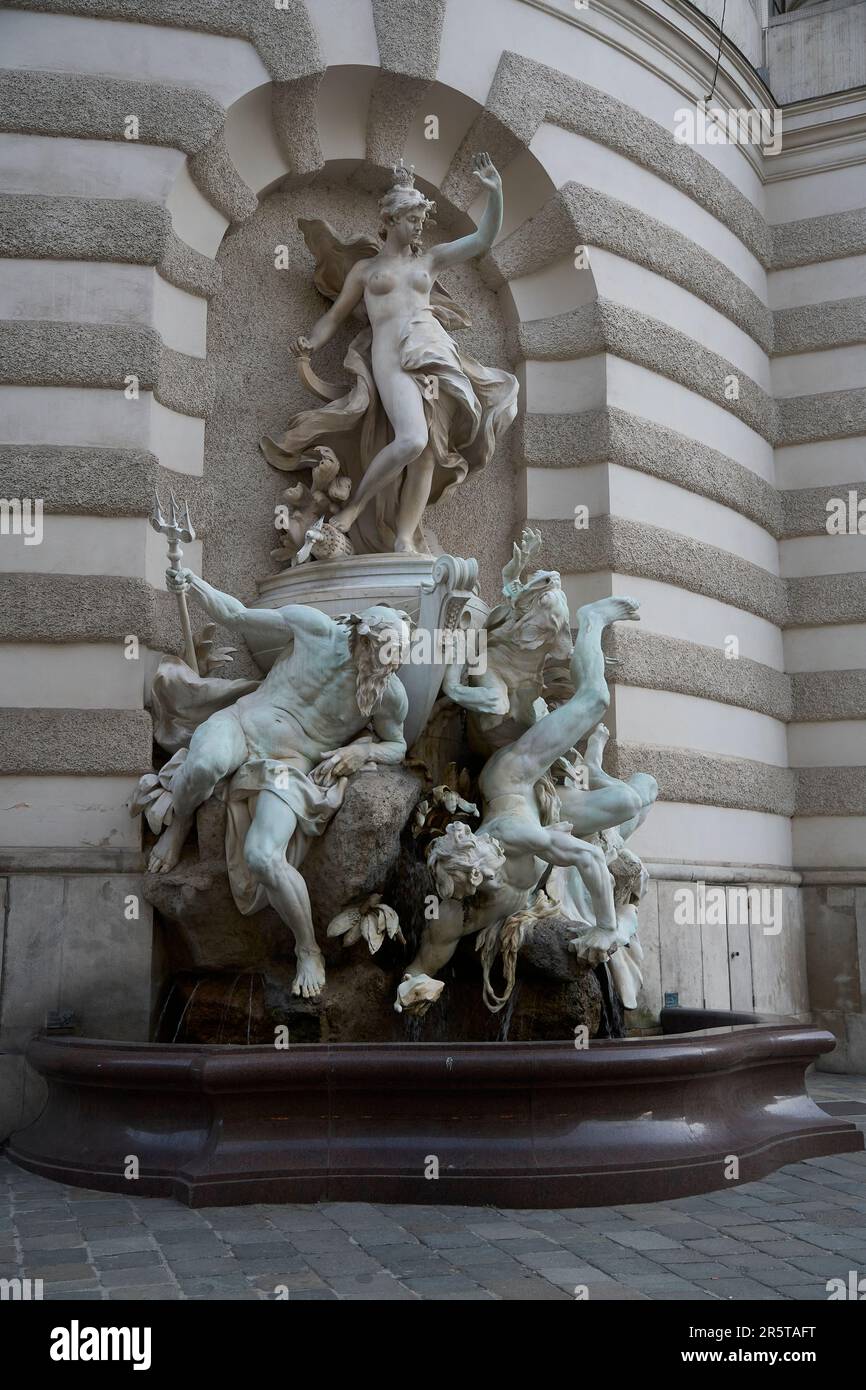 Bold sculpture hi-res stock photography and images - Alamy