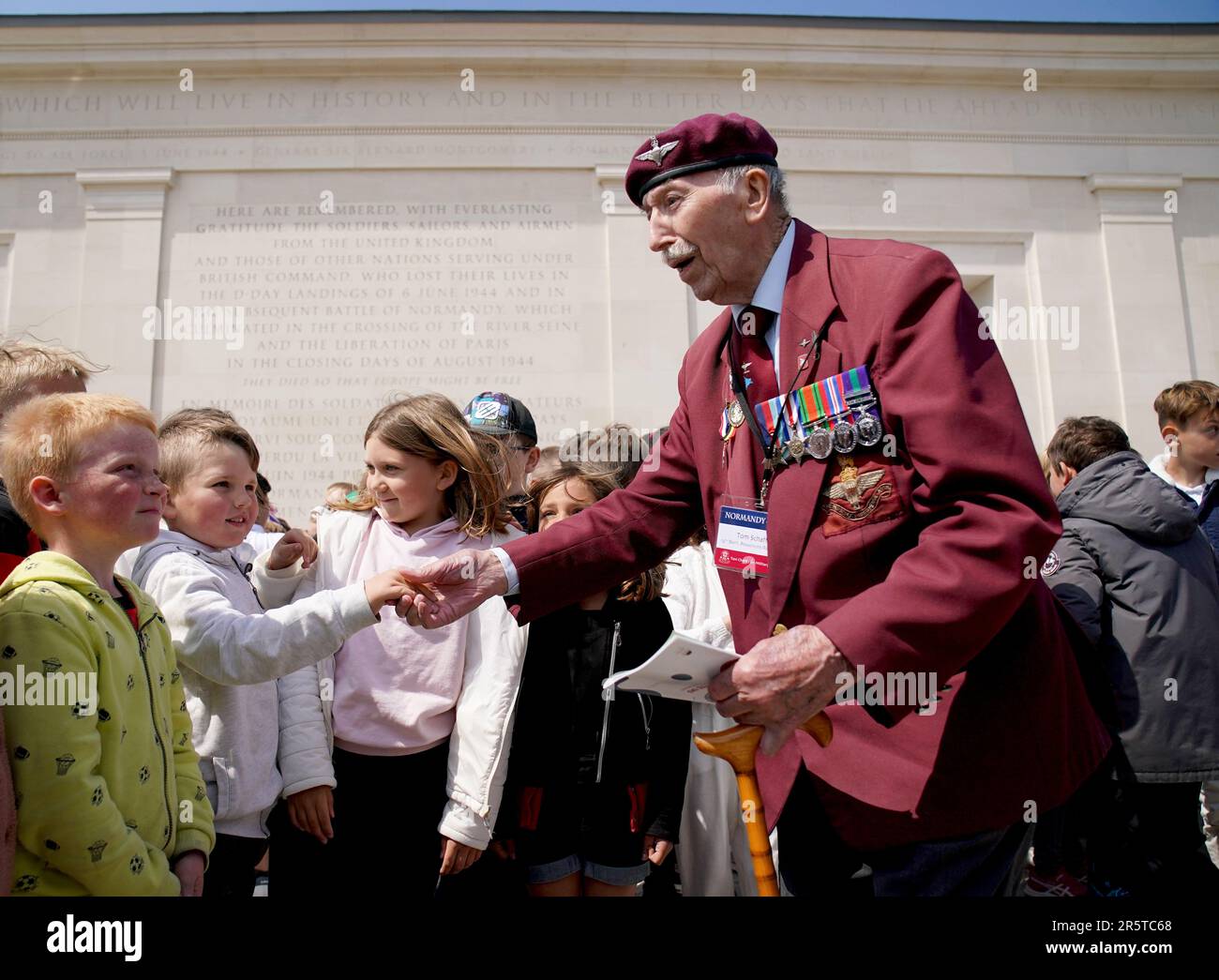 D-Day veteran Tom Schaffer (left), 13th Battalion Parachute Regiment ...
